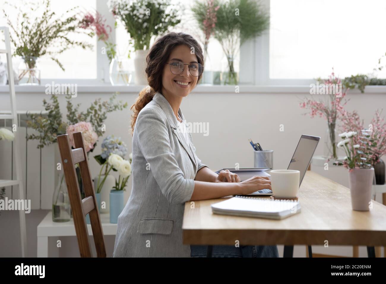 Portrait of smiling businesswoman pose at workplace Stock Photo - Alamy