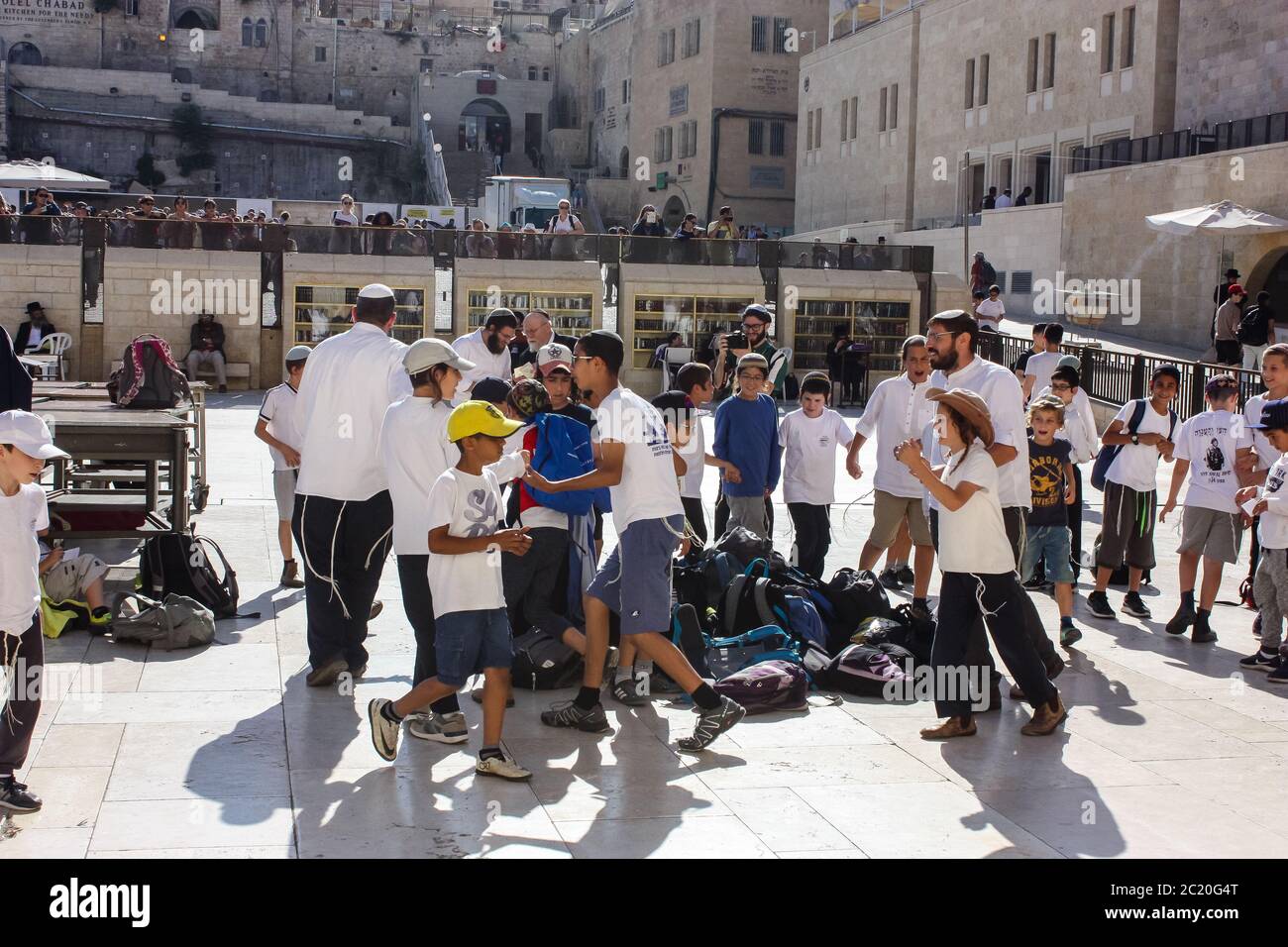 Dancing at the western wall of jerusalem in israel hi-res stock ...