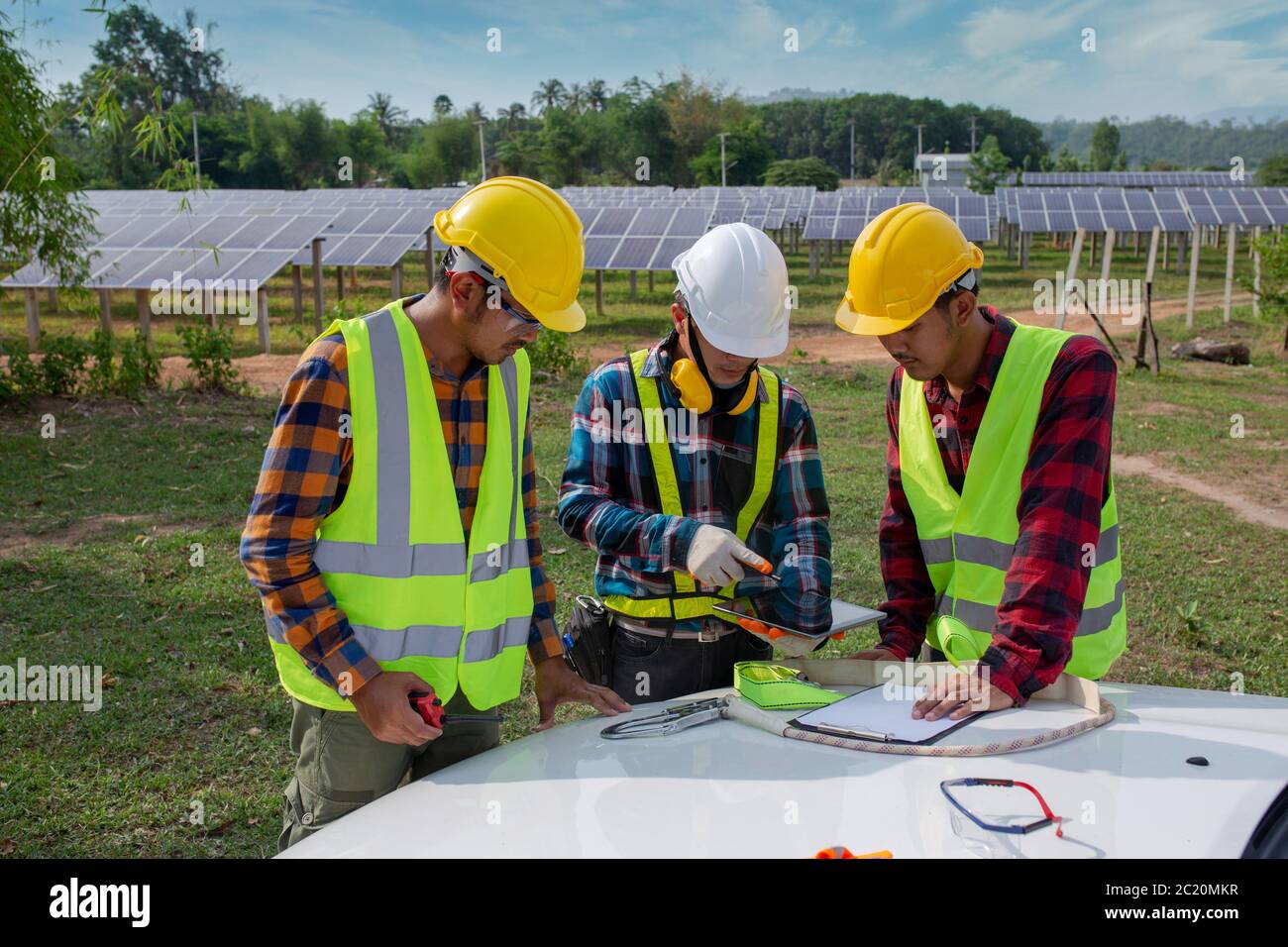 Solar farm people asia hi-res stock photography and images - Alamy