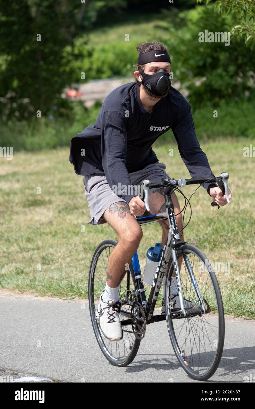 Airpods cycling hi-res stock photography and images - Alamy