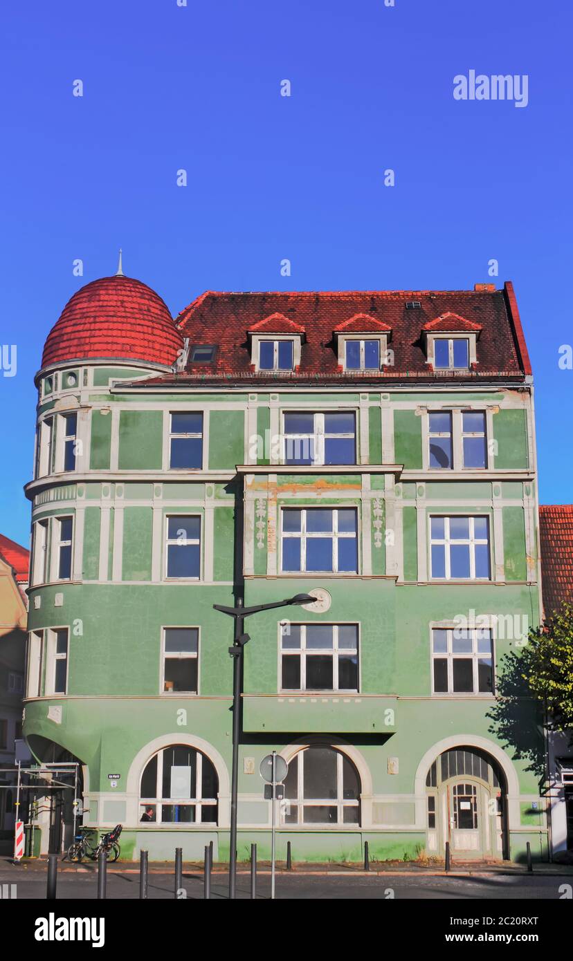 Old green building hi-res stock photography and images - Alamy