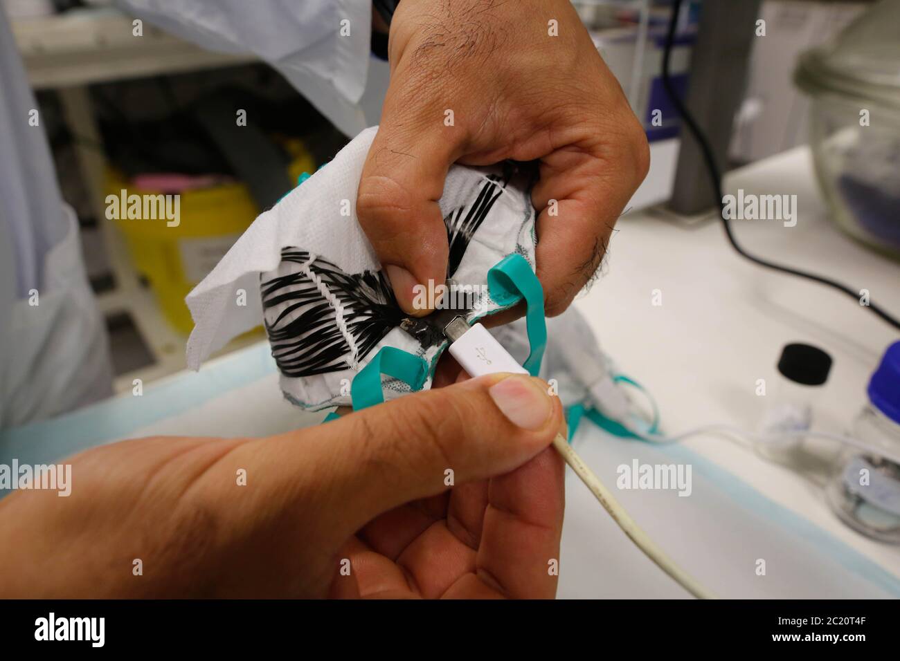 (200616) -- HAIFA, June 16, 2020 (Xinhua) -- An Israeli laboratory ...