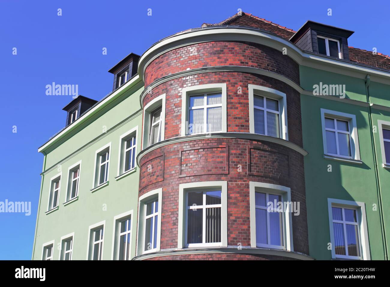 House with bay window hi-res stock photography and images - Alamy