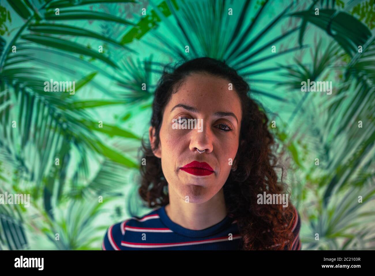 Woman portrait with a jungle background Stock Photo - Alamy