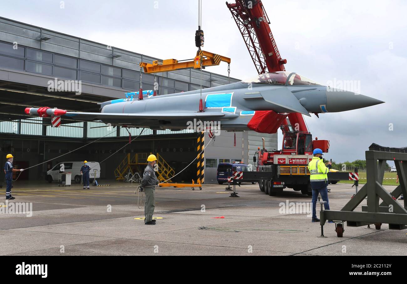 Aircraft on low loader hi-res stock photography and images - Alamy