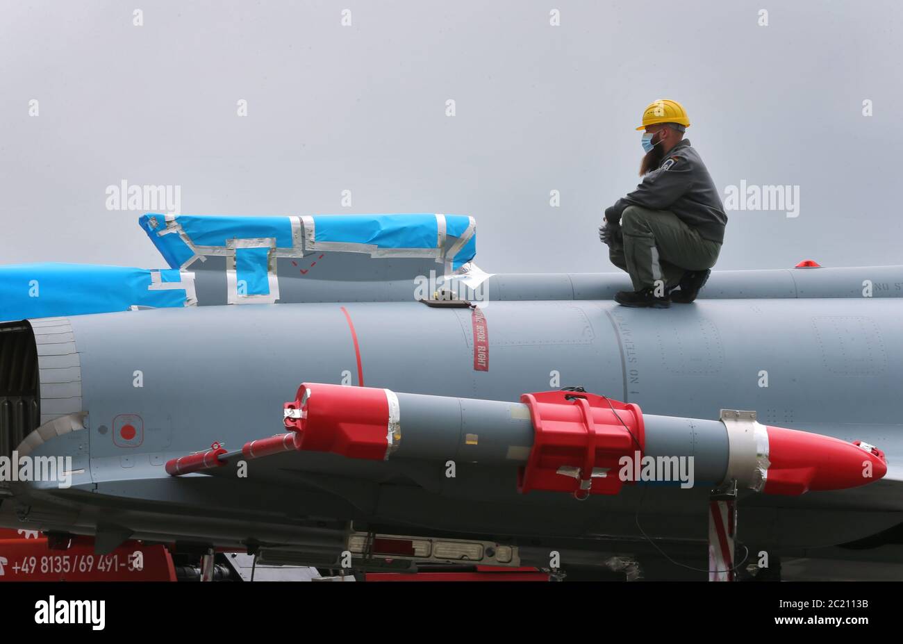 Loader plane hi-res stock photography and images - Alamy