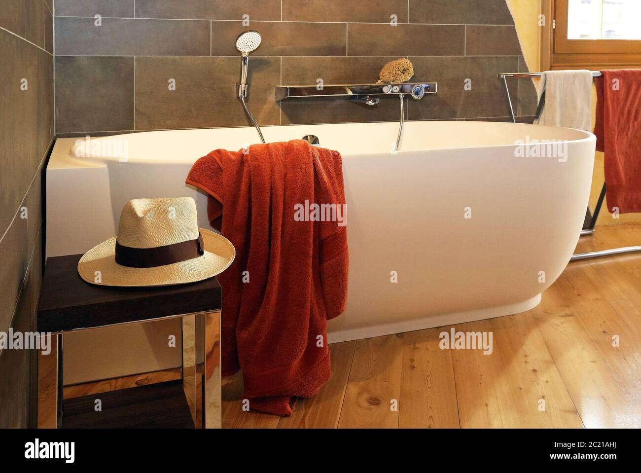 Towel bathtub hi-res stock photography and images - Alamy
