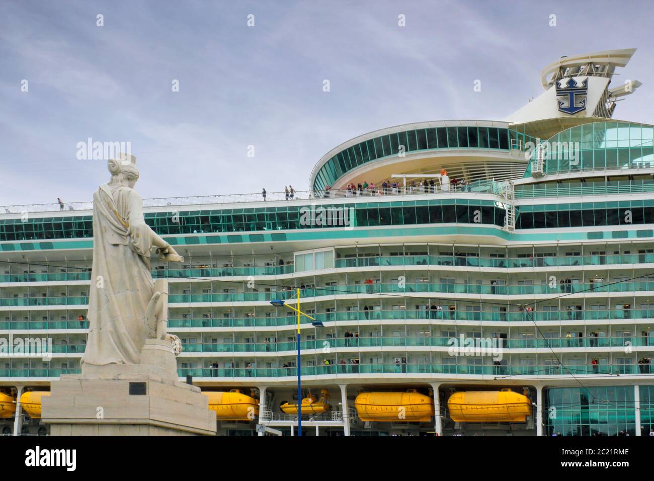 Cruise ship in Messina Stock Photo - Alamy