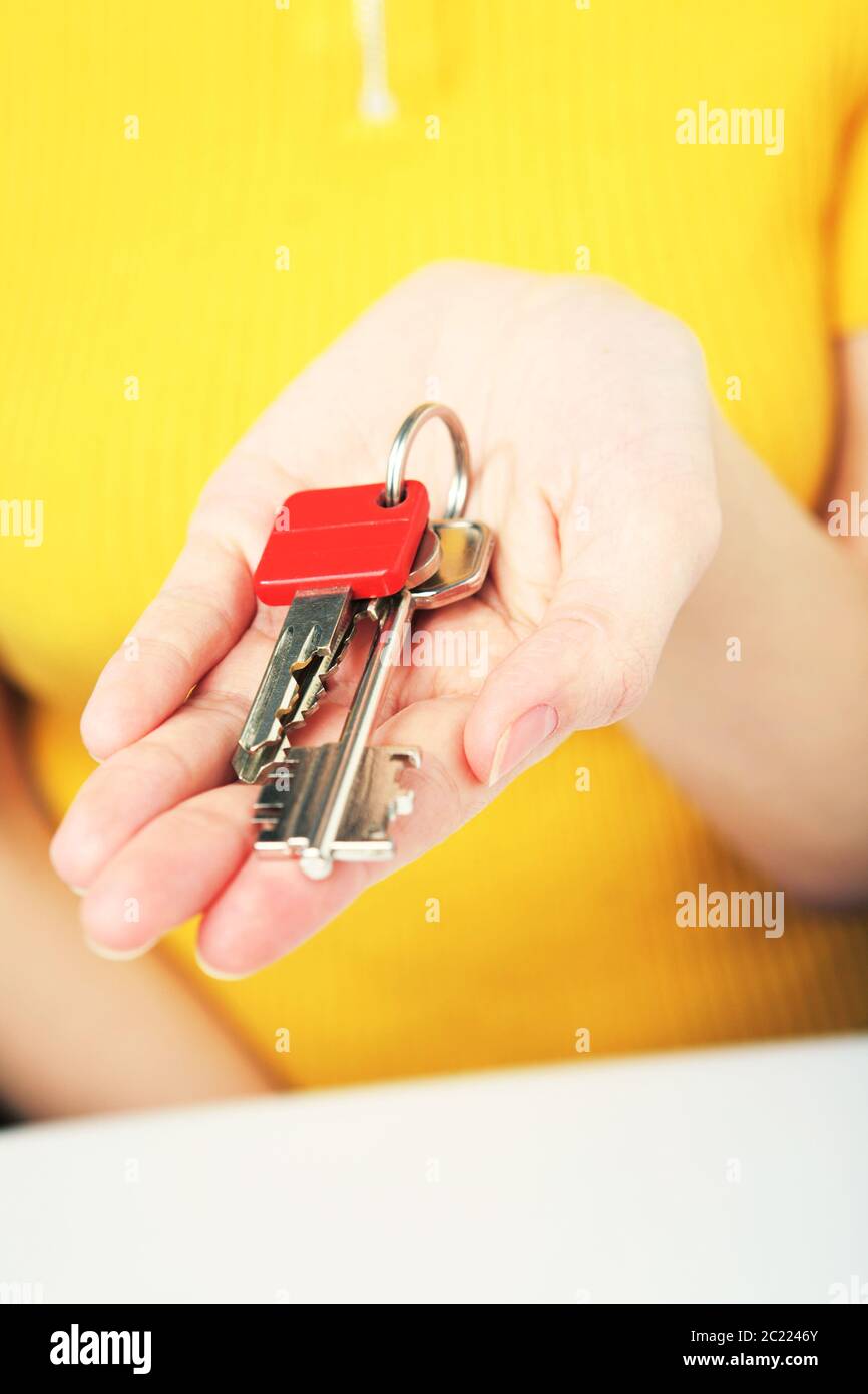 bunch of keys in woman's hand Stock Photo - Alamy