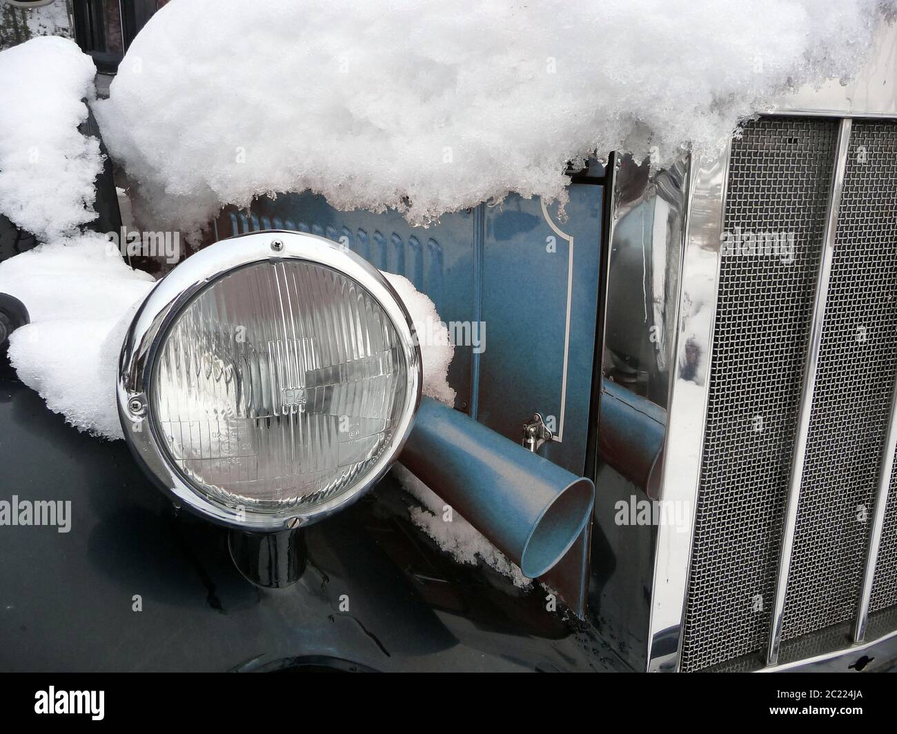 Oldtimer in the winter Stock Photo - Alamy