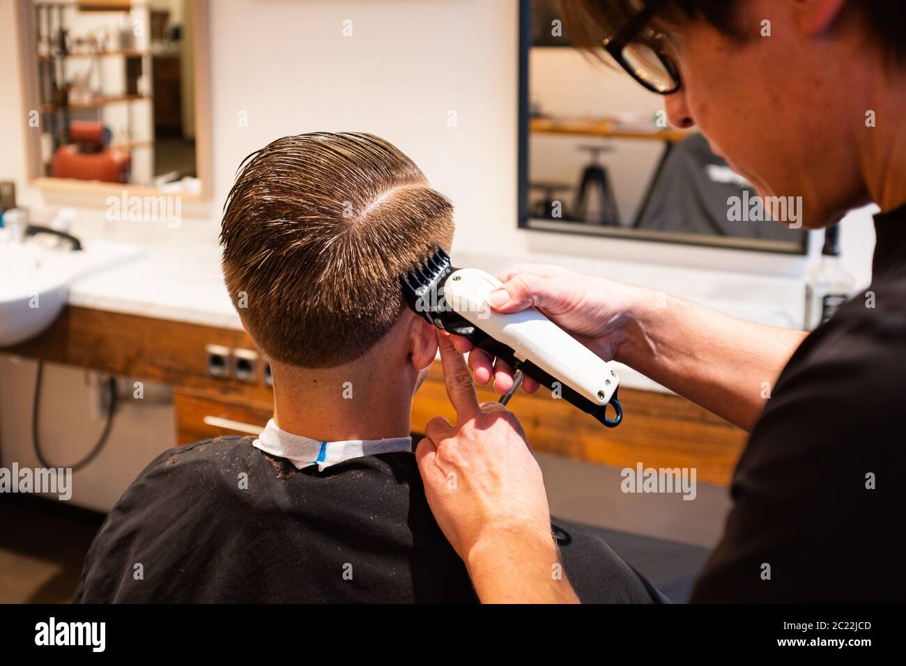 Professional barber trims hair man hi-res stock photography and images ...