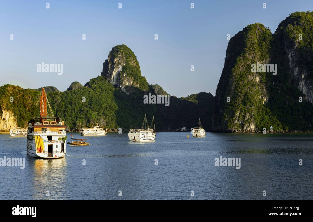Halong bay overcrowded hi-res stock photography and images - Alamy