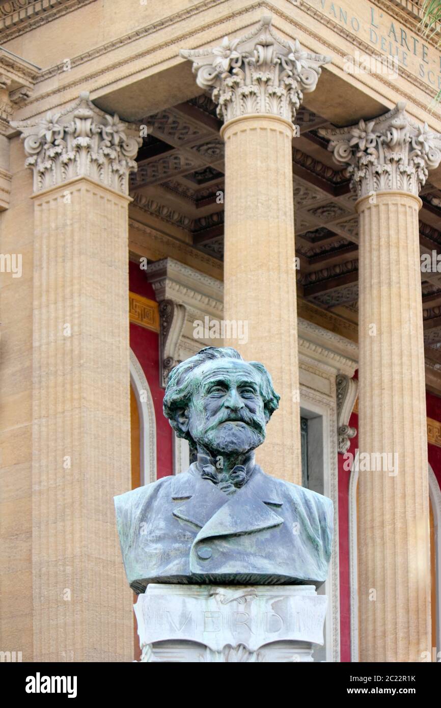 Giuseppe verdi statue hi-res stock photography and images - Alamy