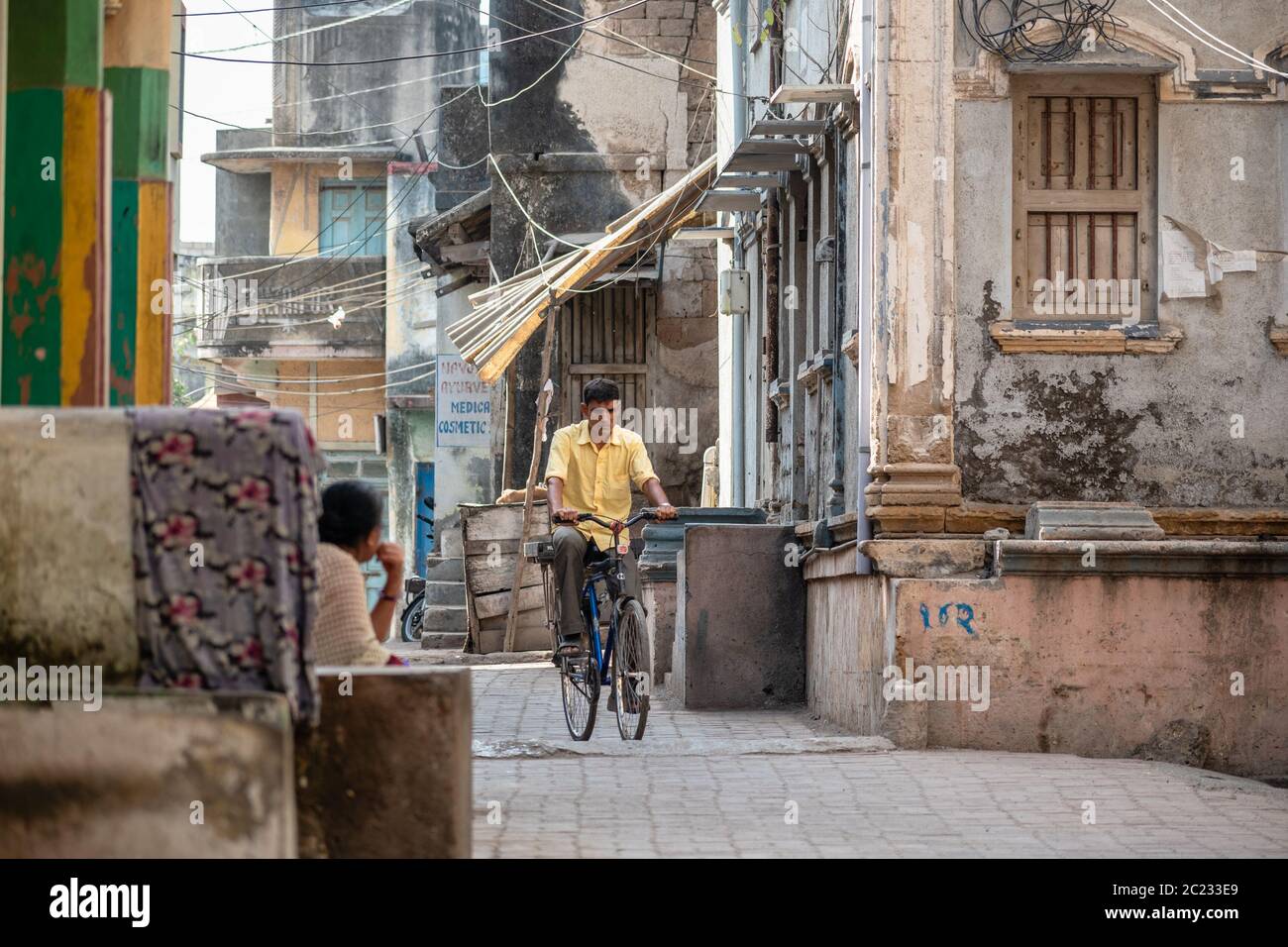 Indian man street scene on bicycle hi-res stock photography and images ...