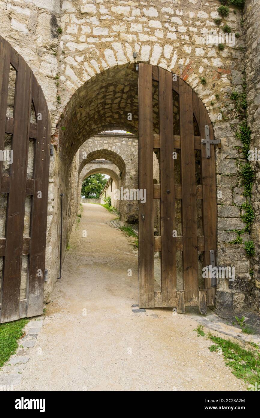 Stone path to castle hi-res stock photography and images - Alamy