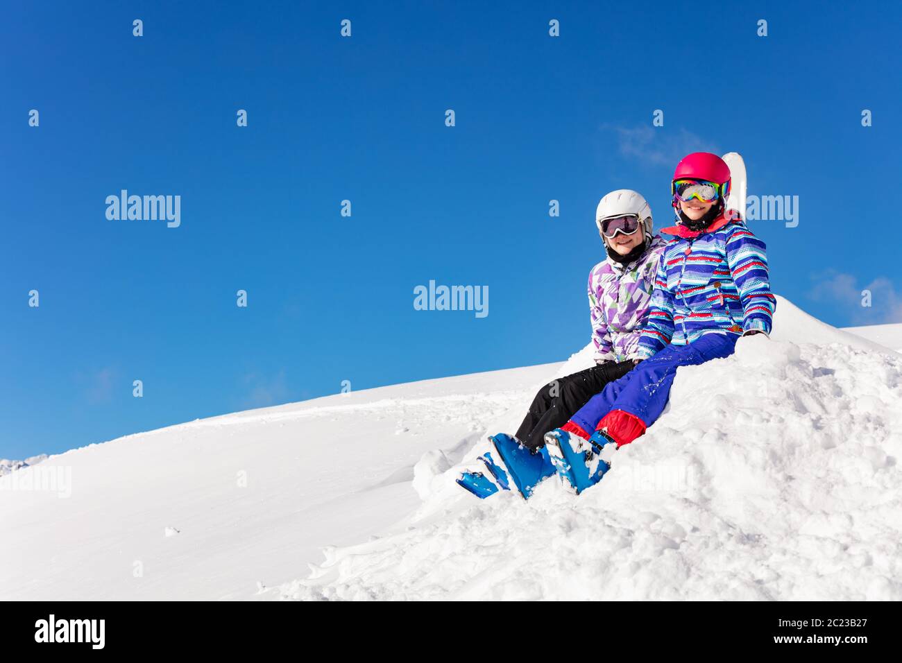 Children playing pile snow hi-res stock photography and images - Alamy