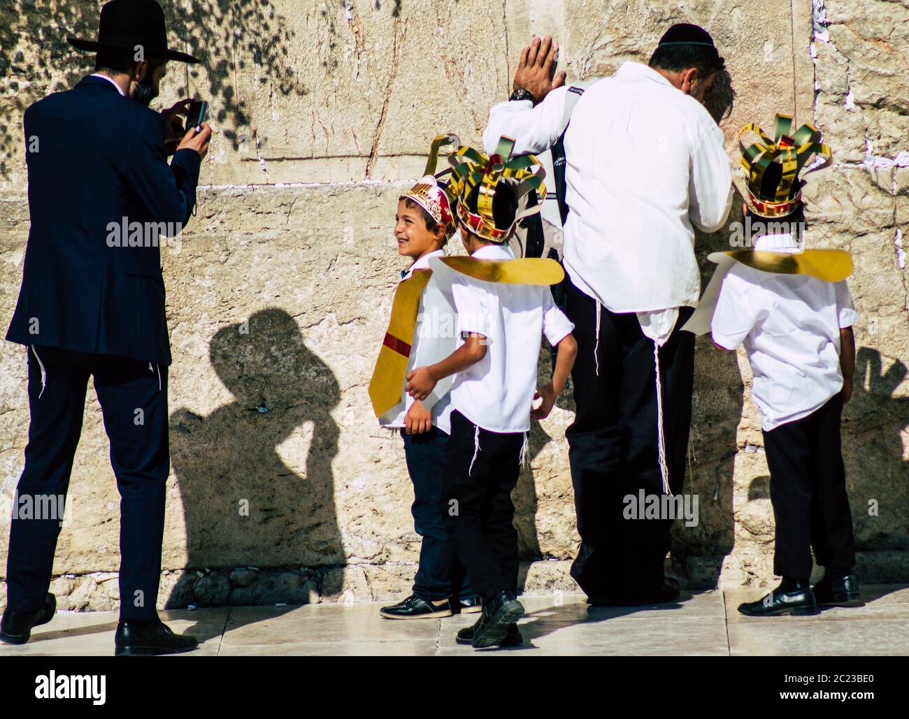Orthodox jewish boy praying at western wall hi-res stock photography ...
