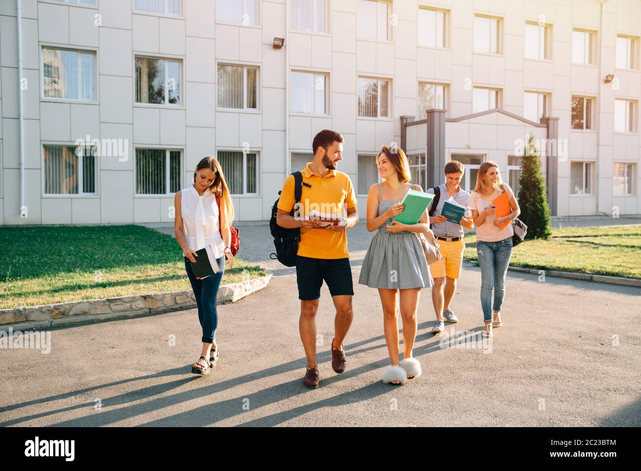 College girls walk on campus hi-res stock photography and images - Alamy
