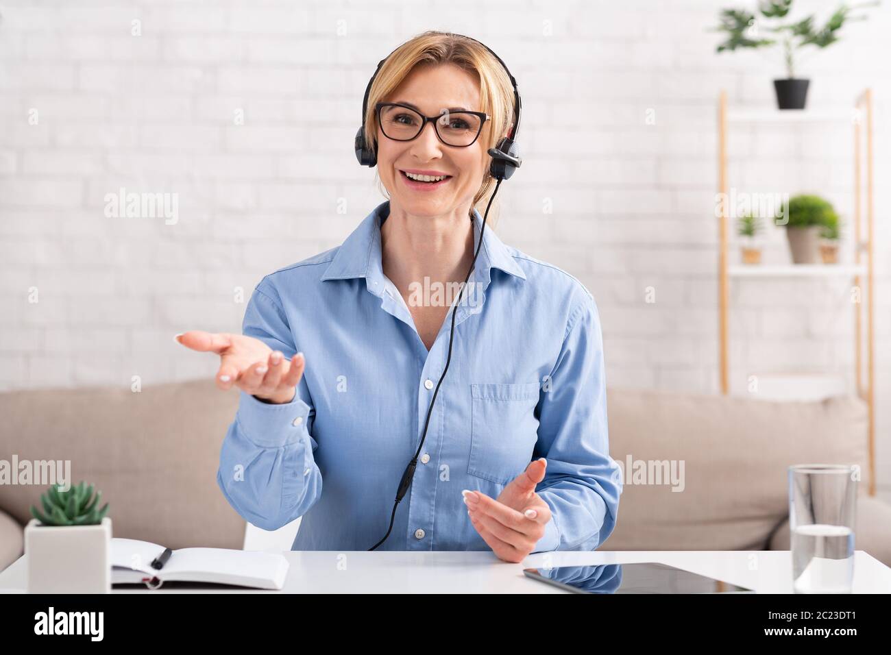 Professional consultant hi-res stock photography and images - Alamy