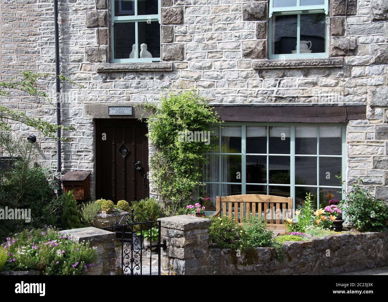 Pretty cottage in the Derbyshire Peak District village of Castleton ...