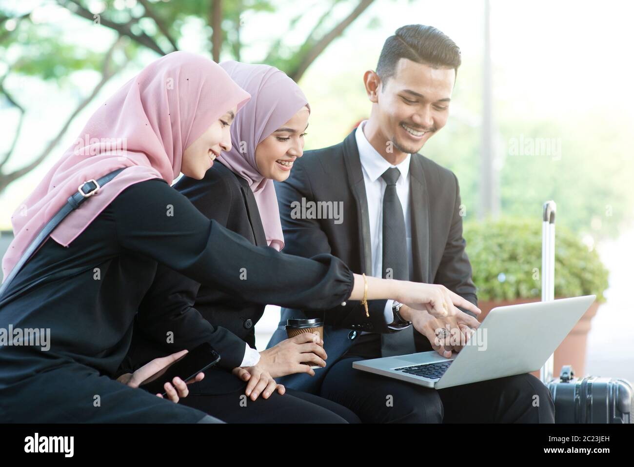 Arabic business man women talking hi-res stock photography and images ...