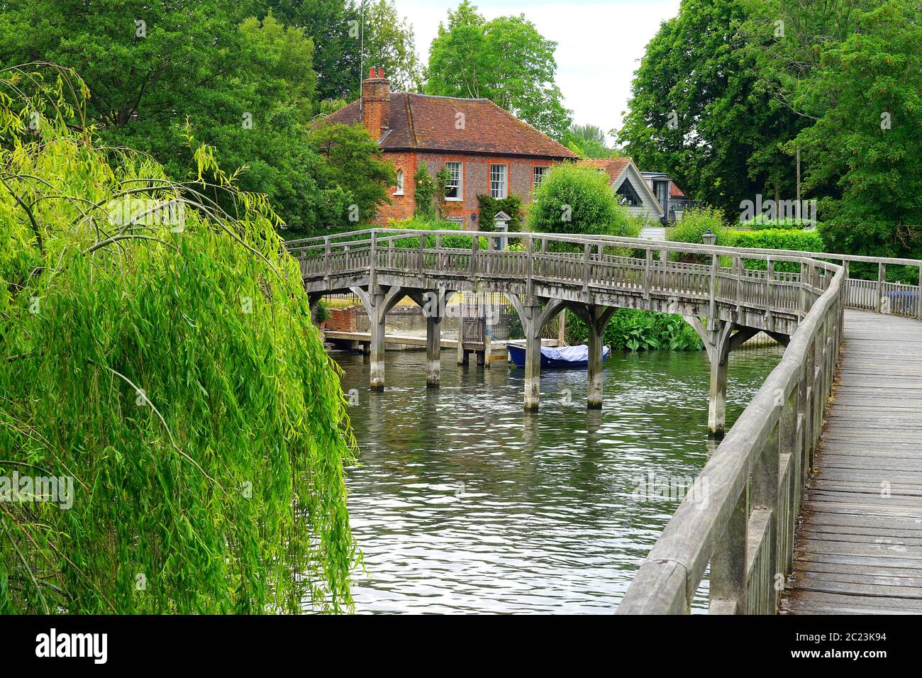 The walkway over the Thames at Marsh Lock near Henley Stock Photo - Alamy