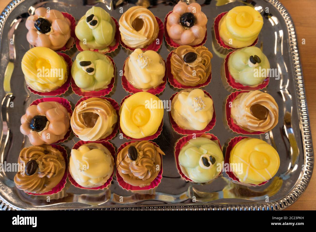 Decorative cake platter hi-res stock photography and images - Alamy