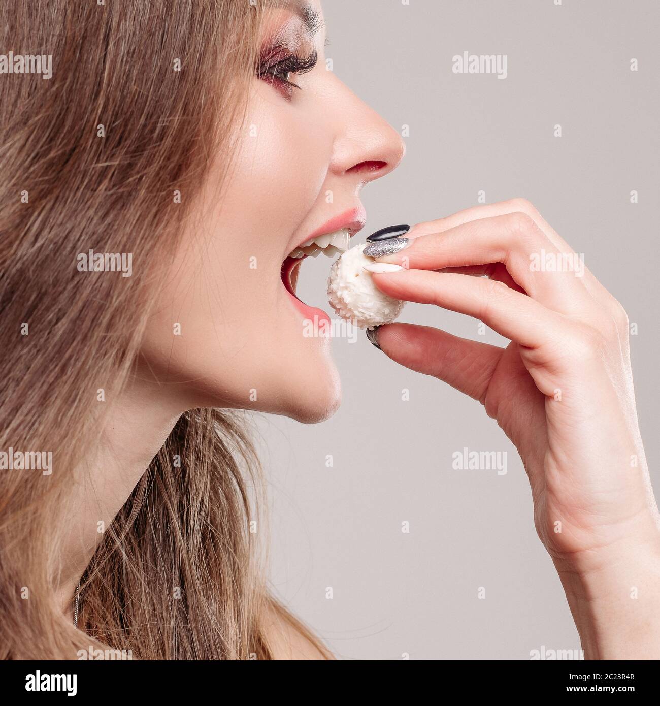 Red eating hi-res stock photography and images - Alamy
