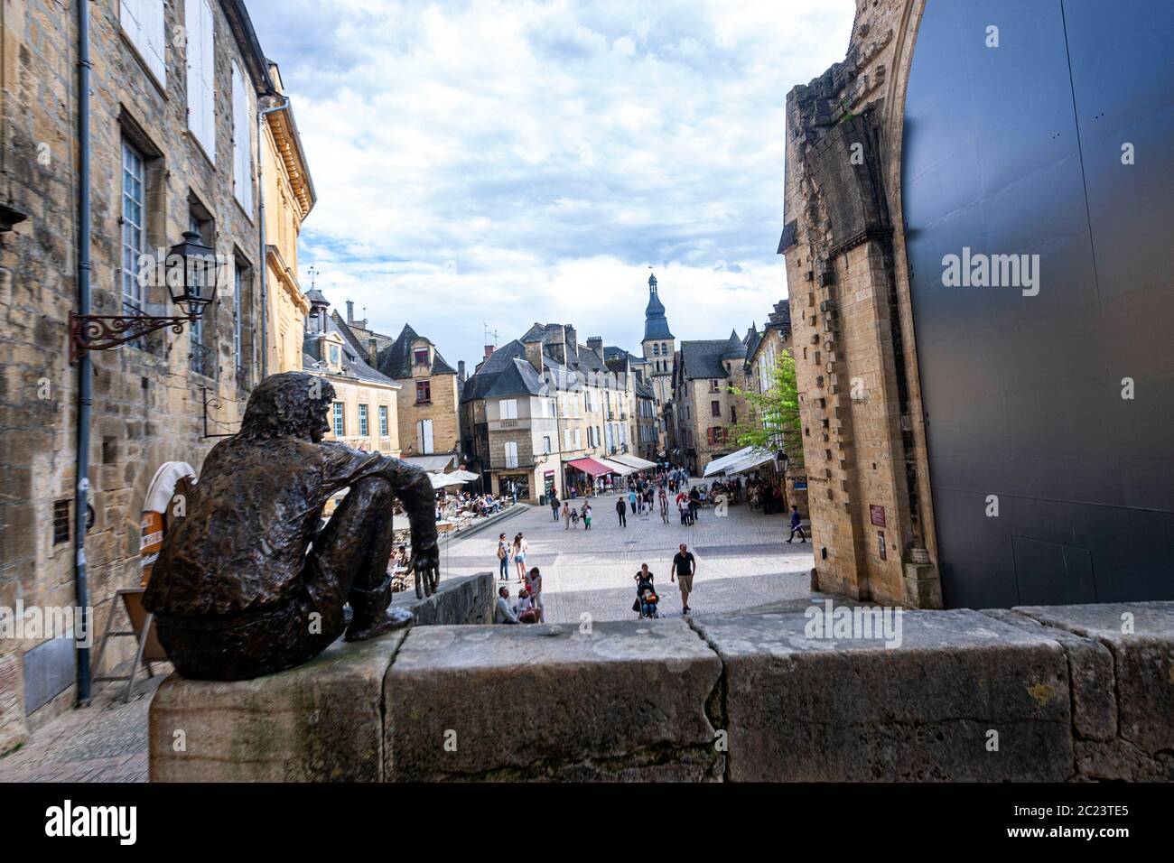 Le Badaud de Sarlat - "The onlooker" , A bronze statue by Gerard Auliac ...
