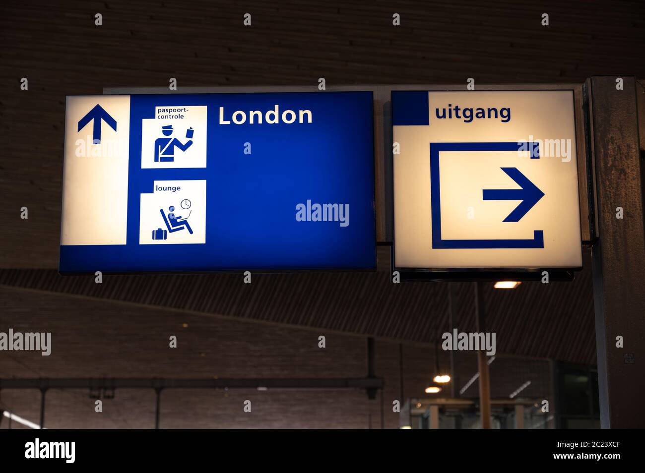 Train station direction arrow sign hi-res stock photography and images ...