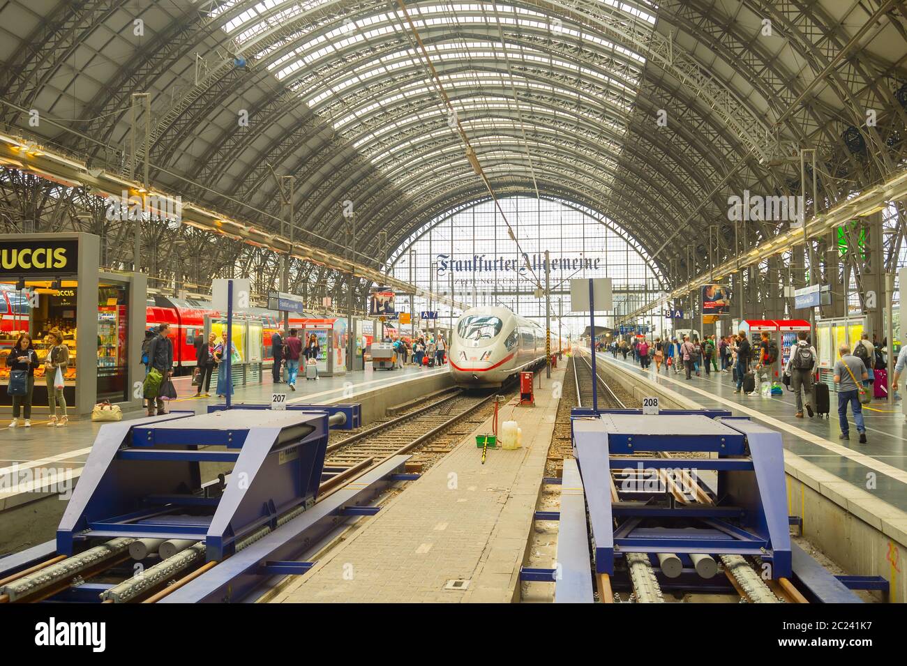 Train platform arrival scene hi-res stock photography and images - Alamy