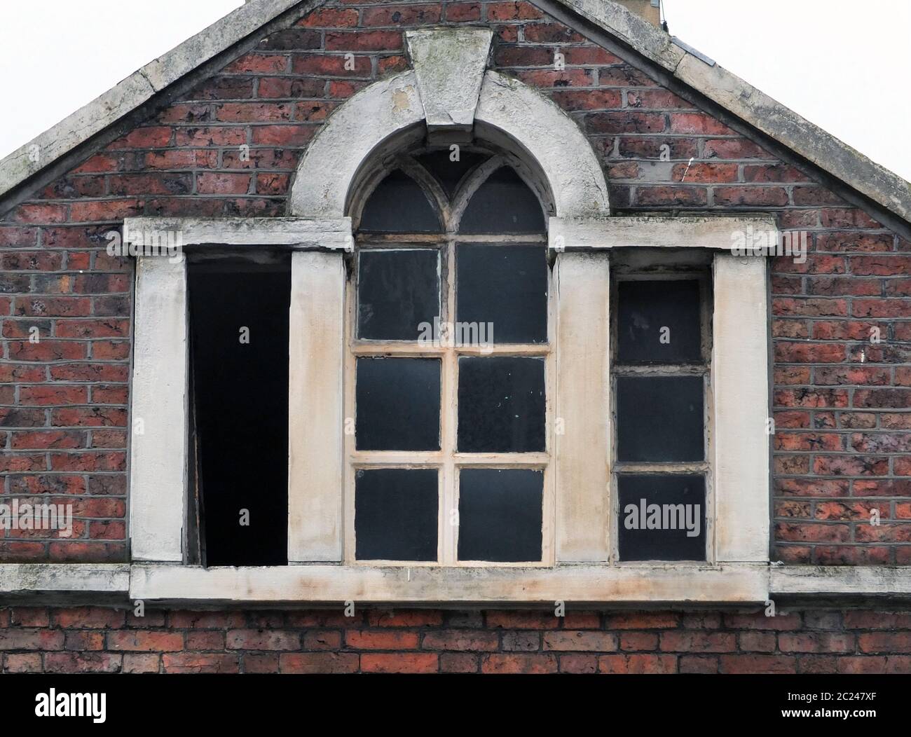 Brickwork and windows hi-res stock photography and images - Alamy