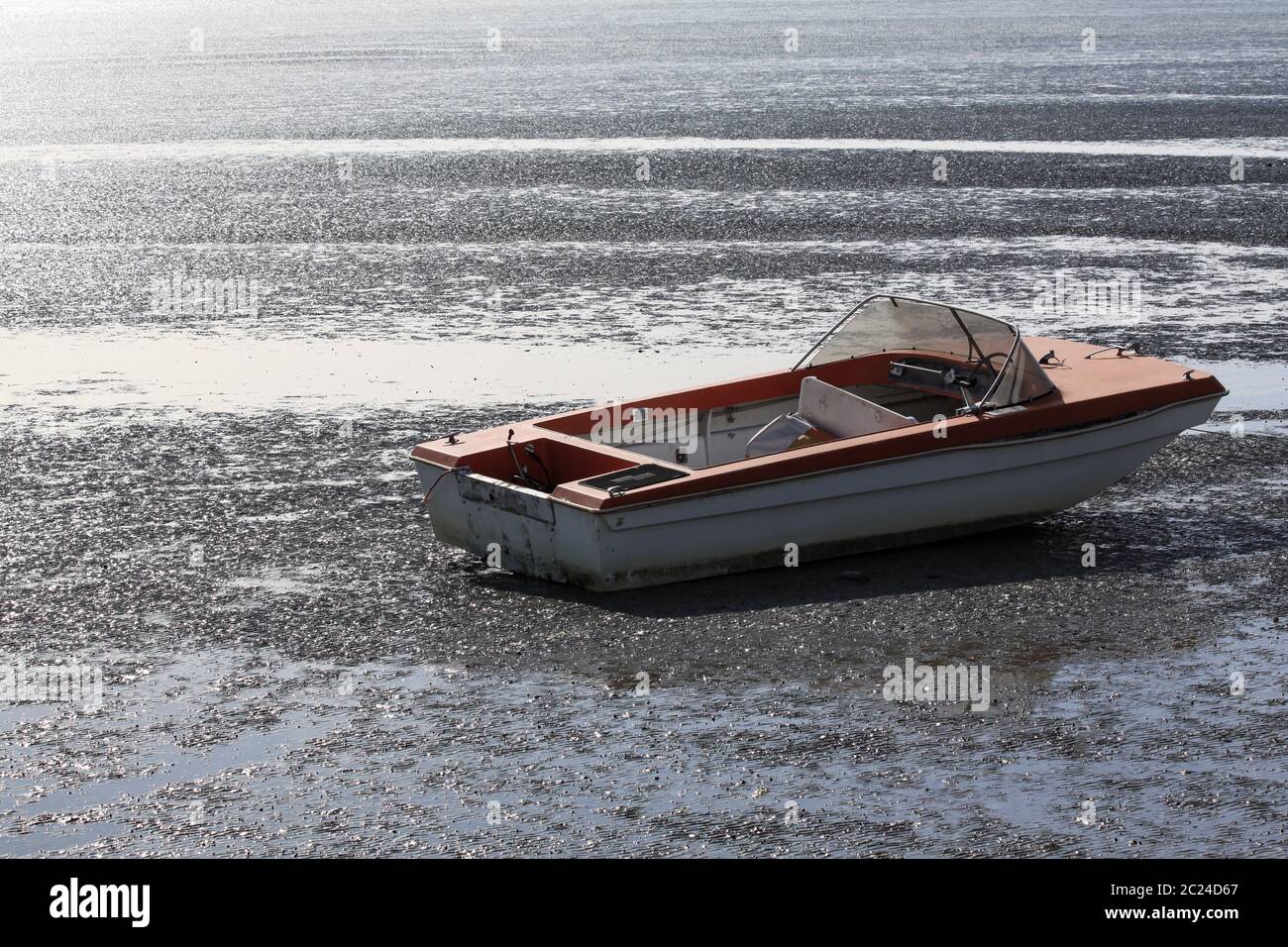 Boat lies abandoned in dry lake without water Stock Photo - Alamy
