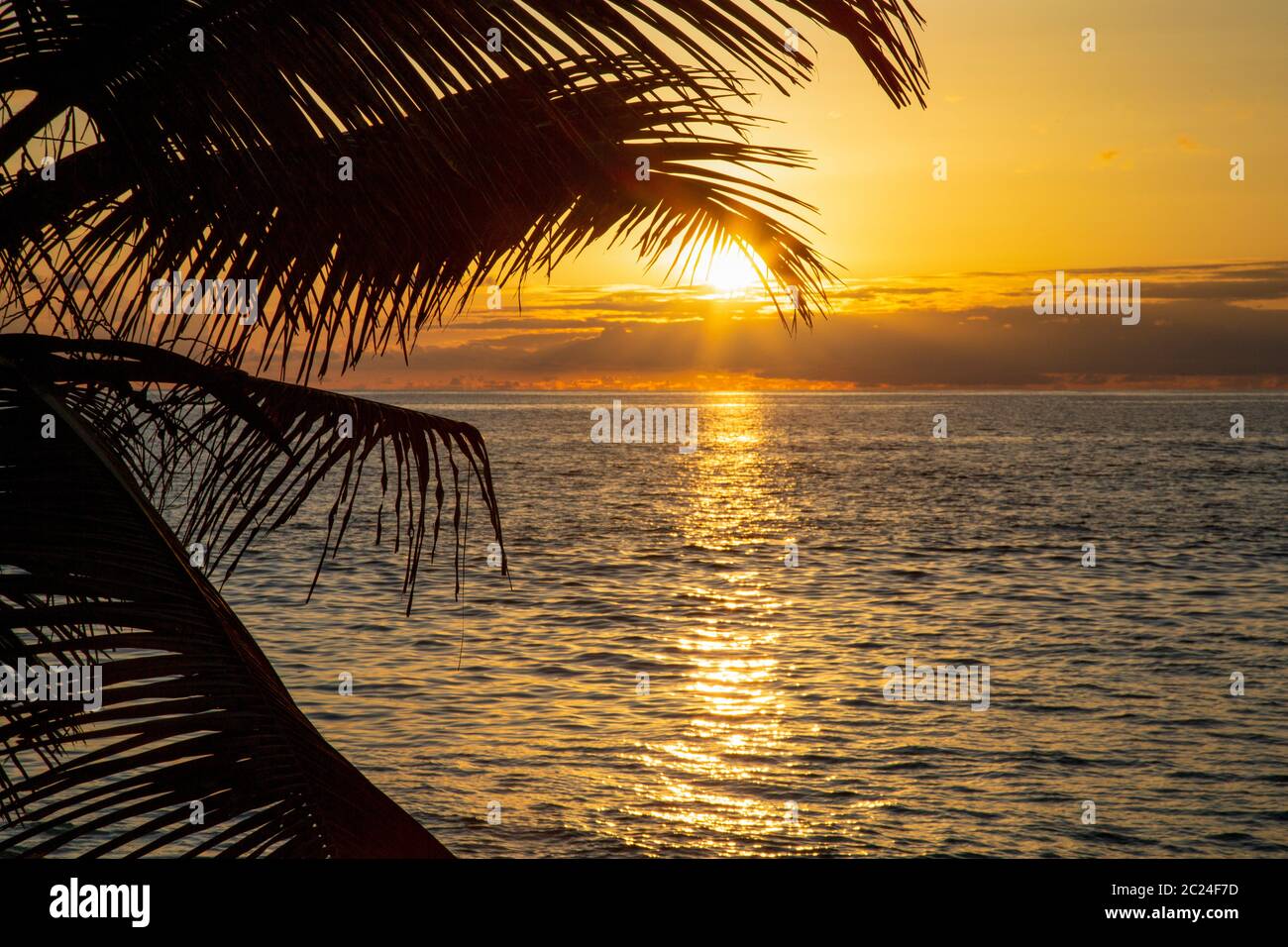 Sun sinking into sea hi-res stock photography and images - Alamy