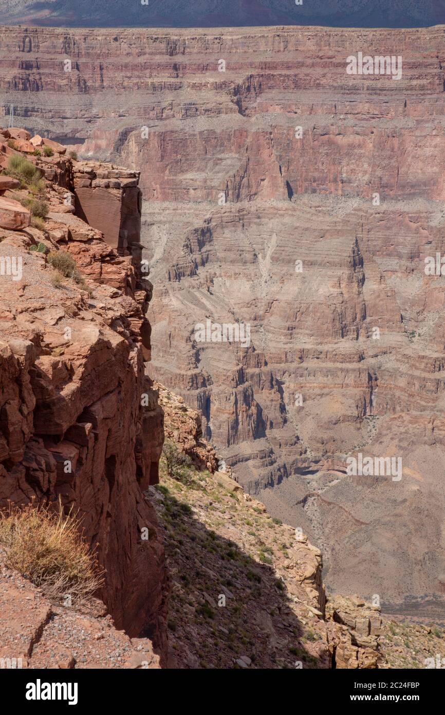 Deep slope drops vertically down into Grand Canyon Stock Photo - Alamy
