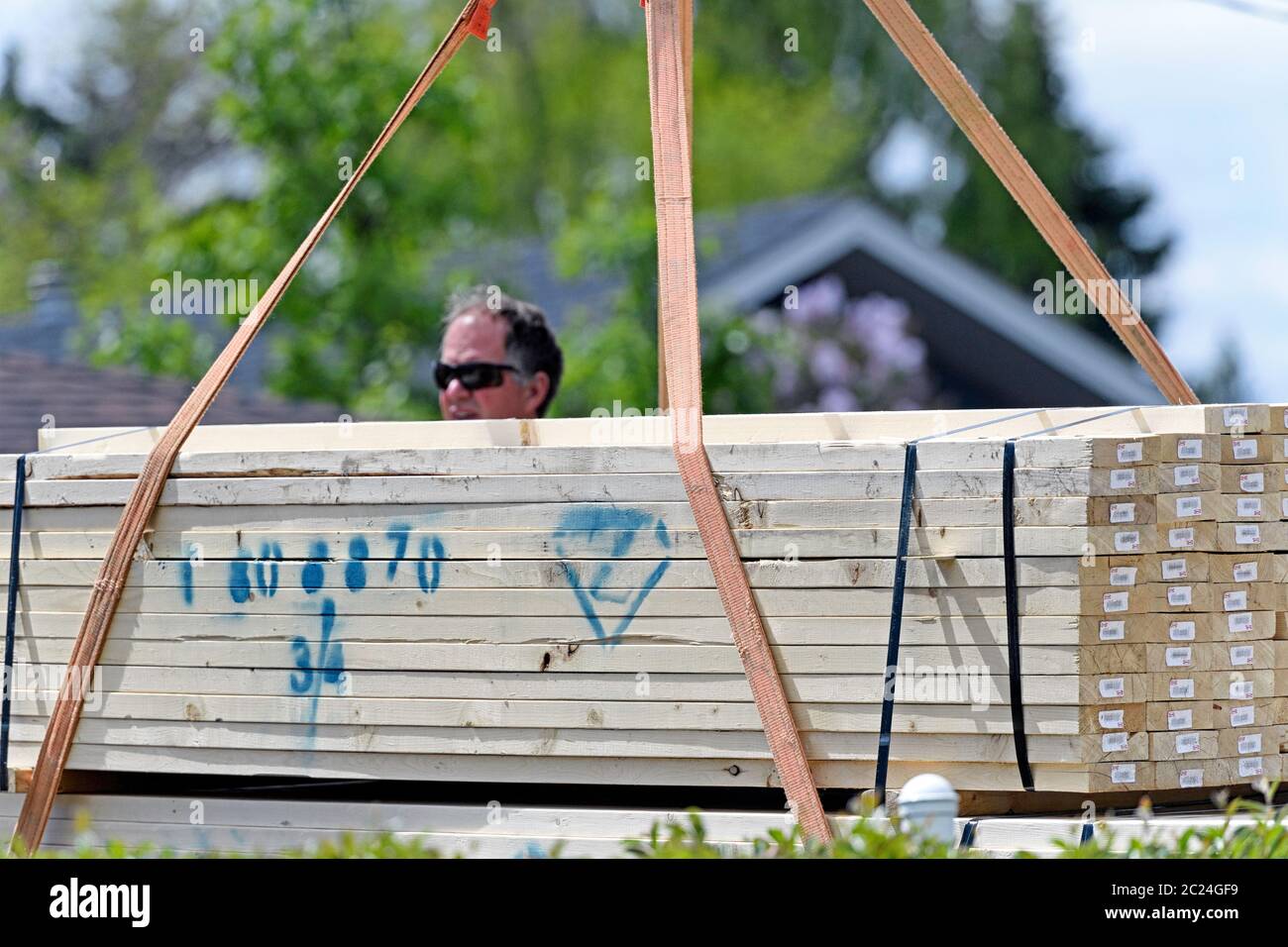 Wooden 2x4 hi-res stock photography and images - Alamy