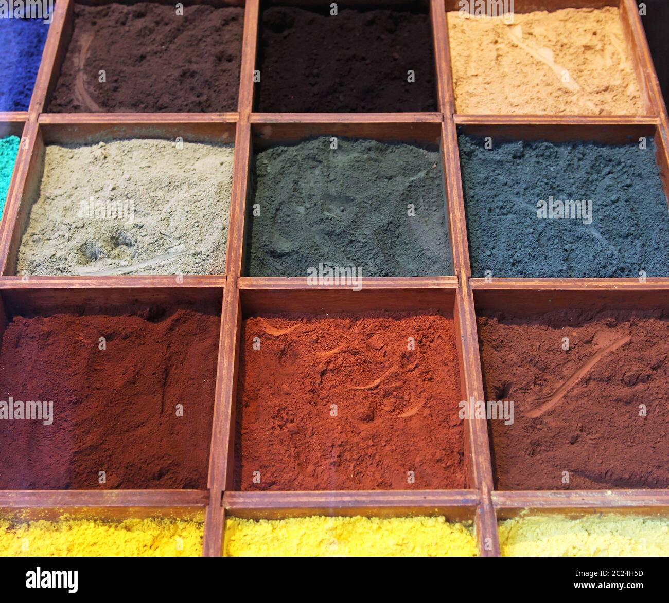 Artists material hi-res stock photography and images - Alamy
