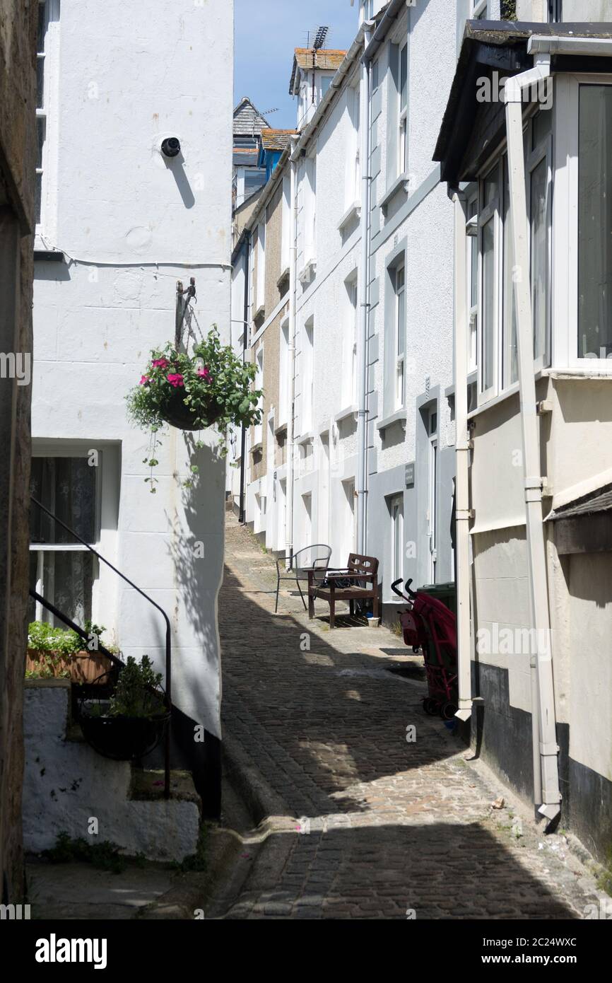 A narrow cobbled street in St. Ives, Cornwall Stock Photo - Alamy