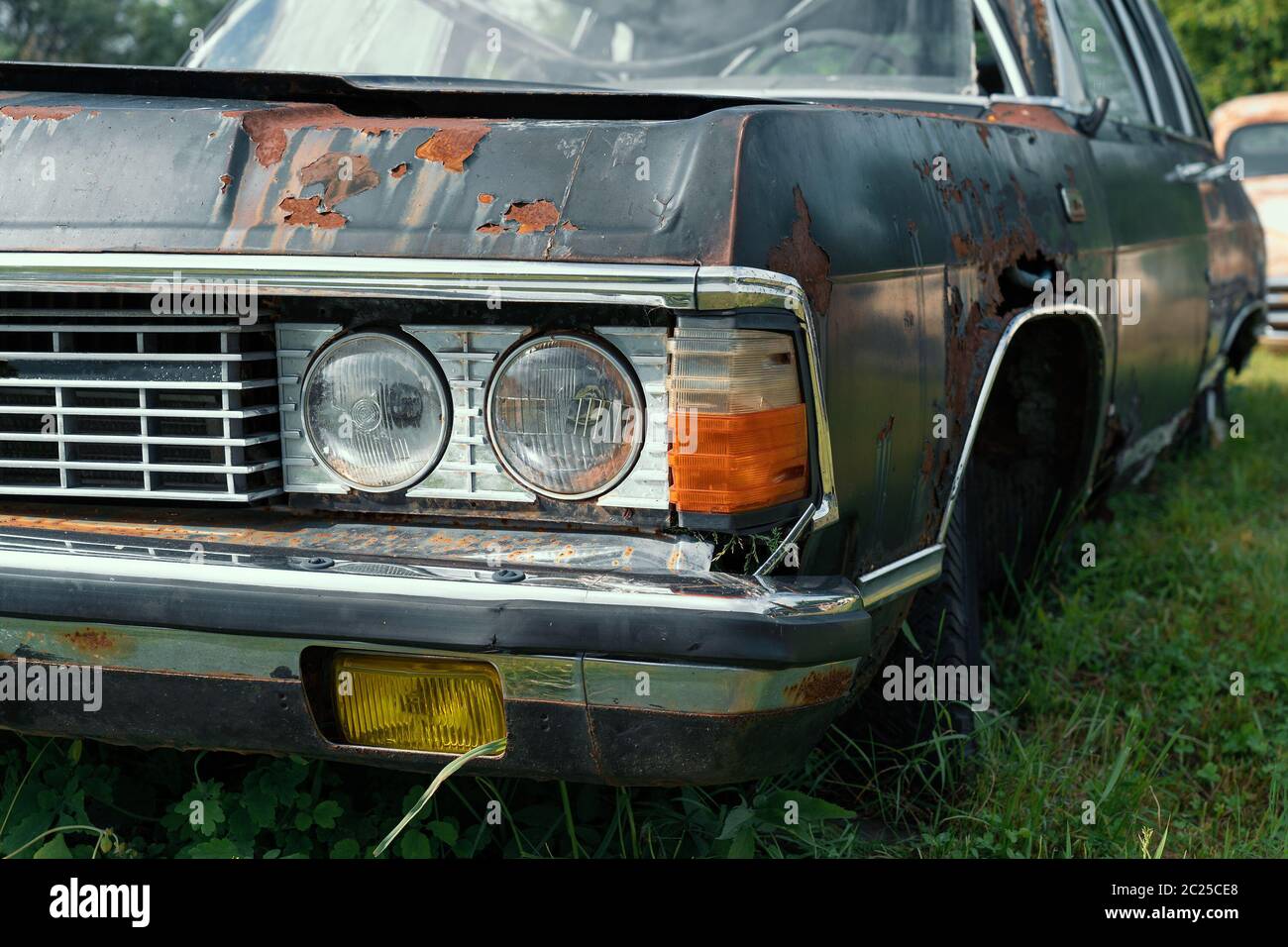 Front headlight of rusty vintage old car, close up Stock Photo - Alamy