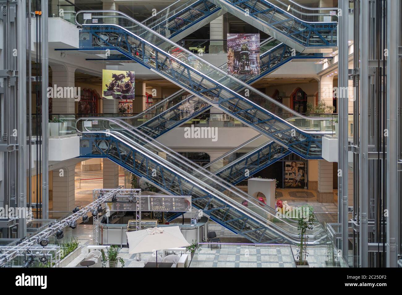 Empty mall hi-res stock photography and images - Alamy