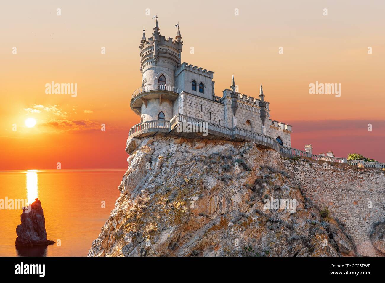 Swallow Nest castle in Crimea, beautiful sunset view Stock Photo - Alamy