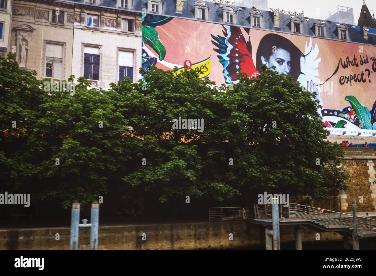 Eiffel tower graffiti hi-res stock photography and images - Alamy