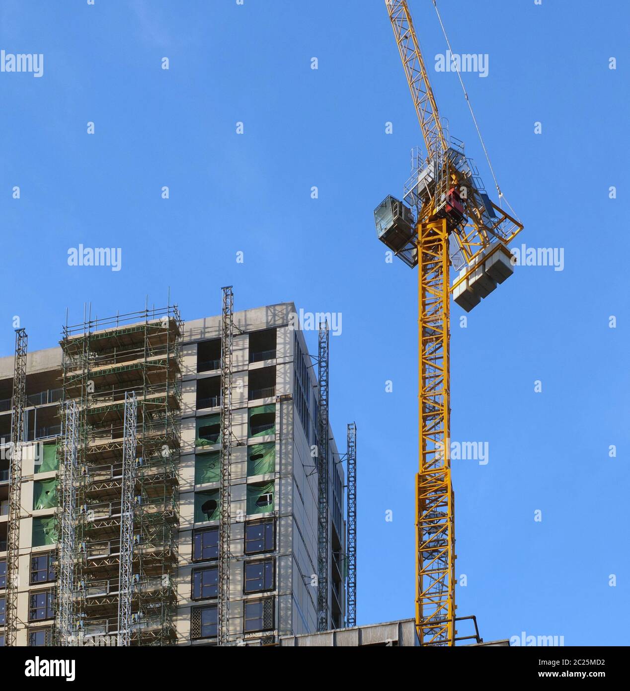Tall building crane hi-res stock photography and images - Alamy