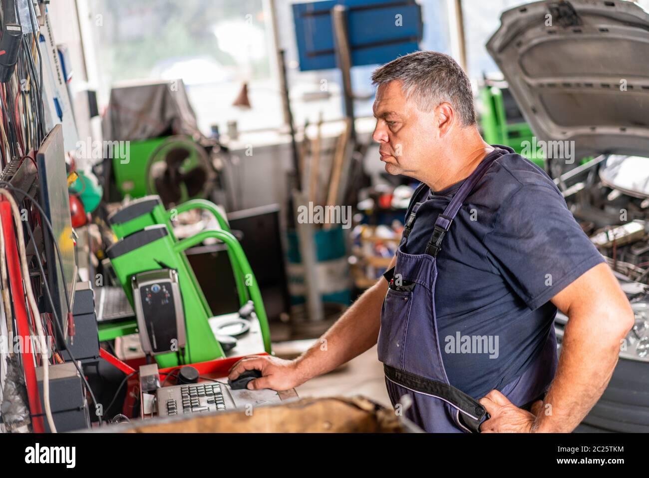Car mechanic and computer hi-res stock photography and images - Alamy