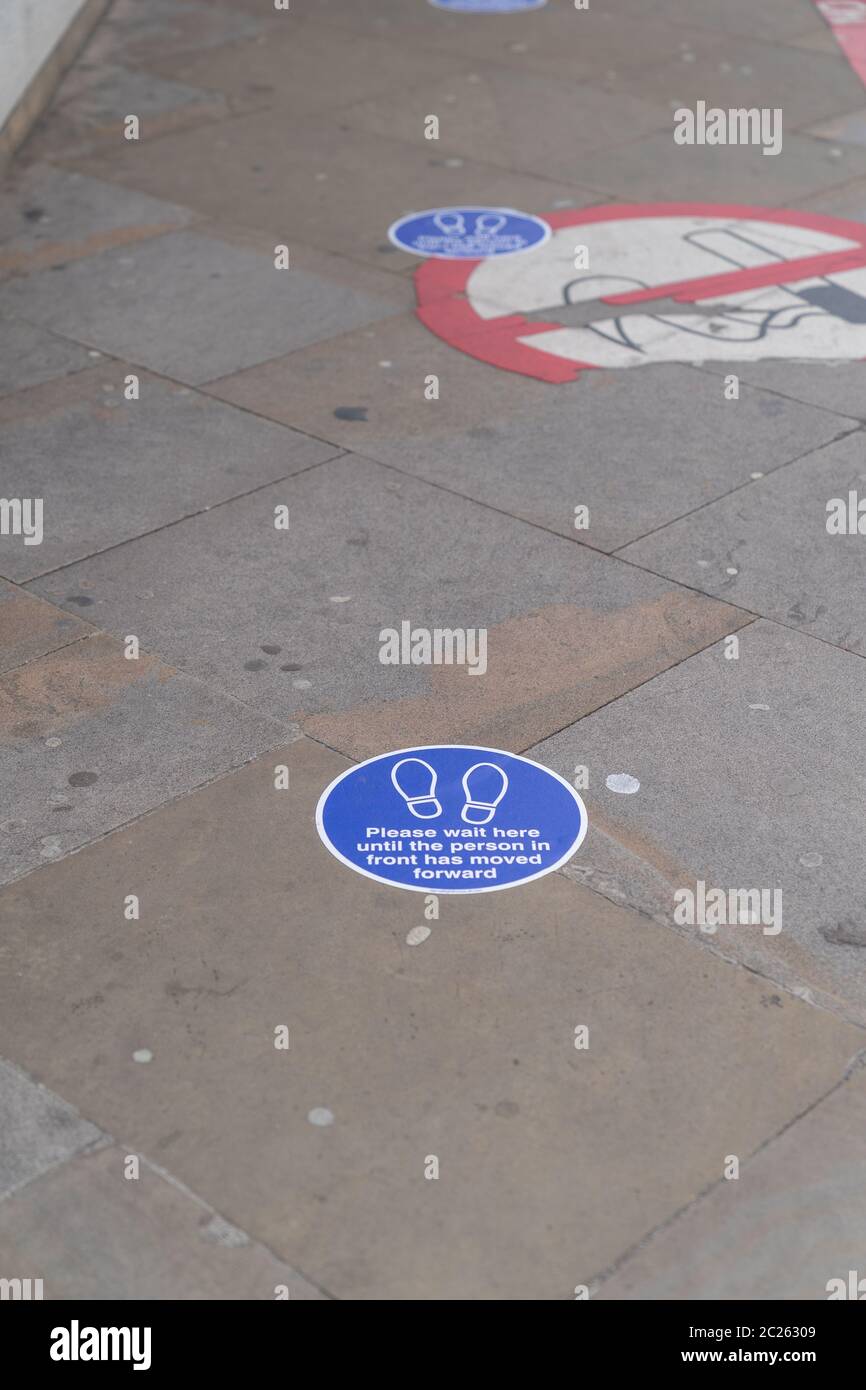 Queue caution sign hi-res stock photography and images - Alamy