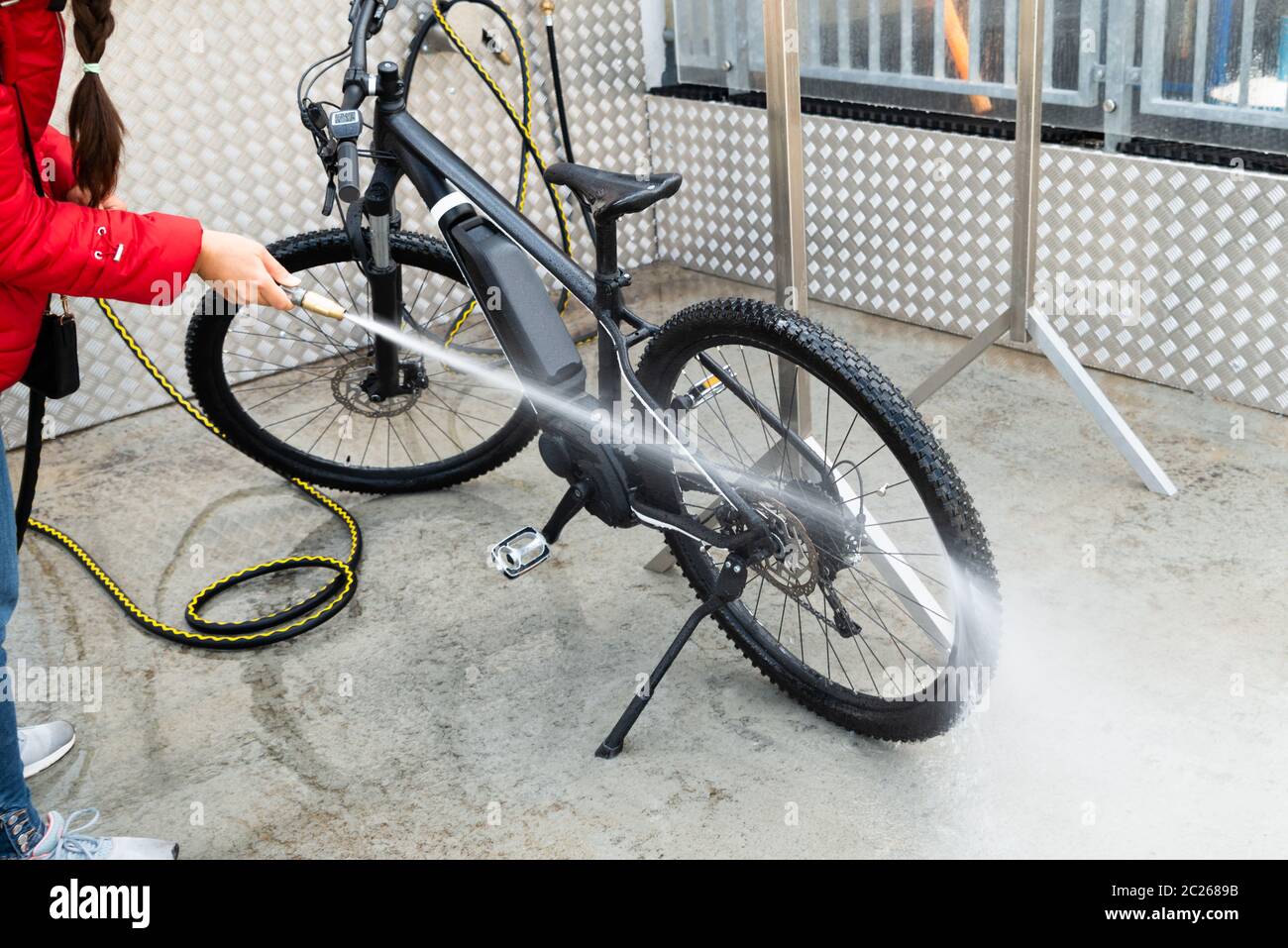Woman Washing Mountain Bike With High Pressure Water Spray Stock Photo - Alamy