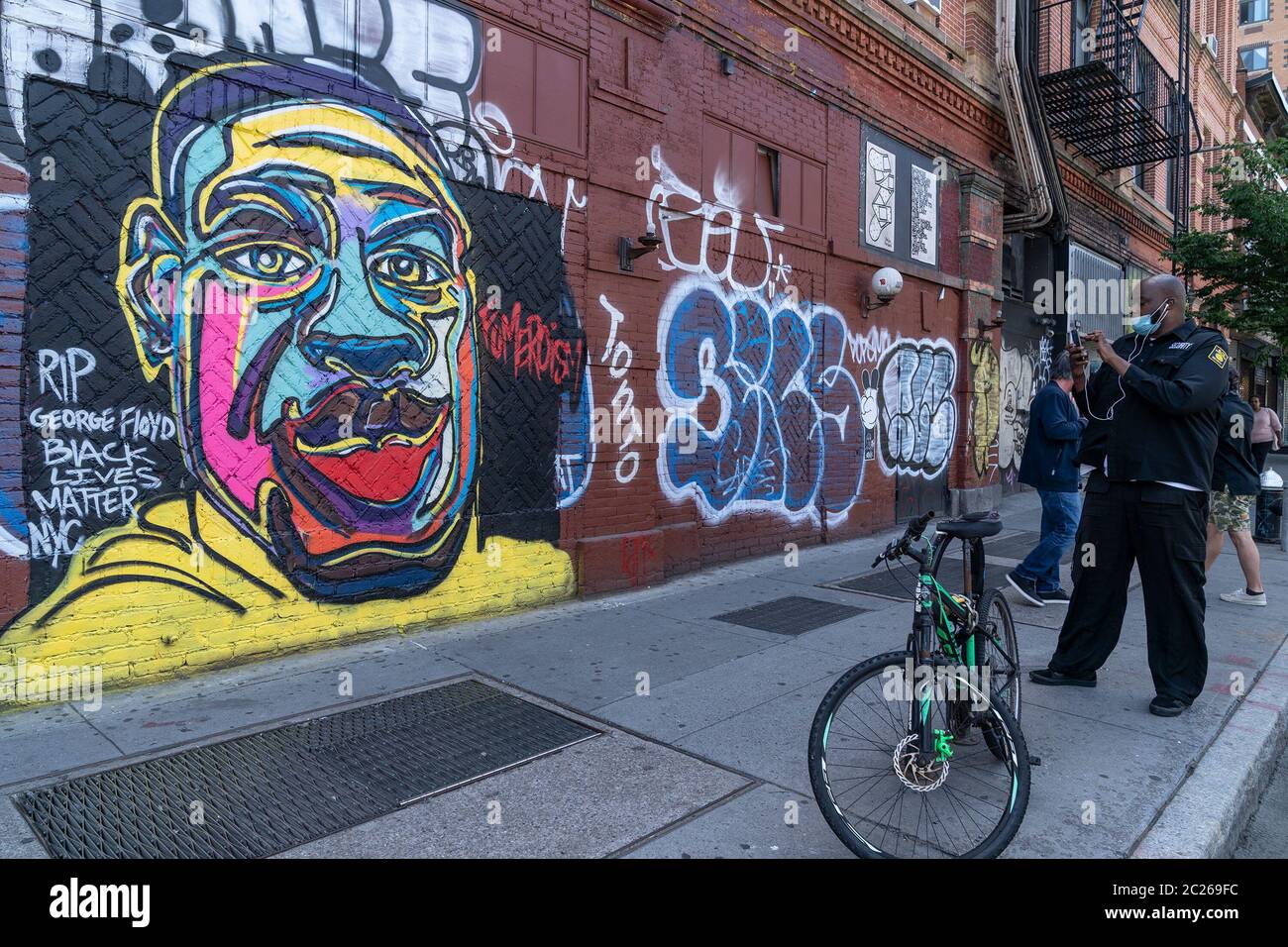 George floyd graffiti mural hi-res stock photography and images - Alamy
