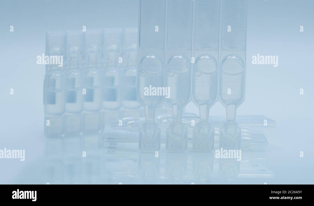 Artificial tears in one day use packaging container with re-closable ...