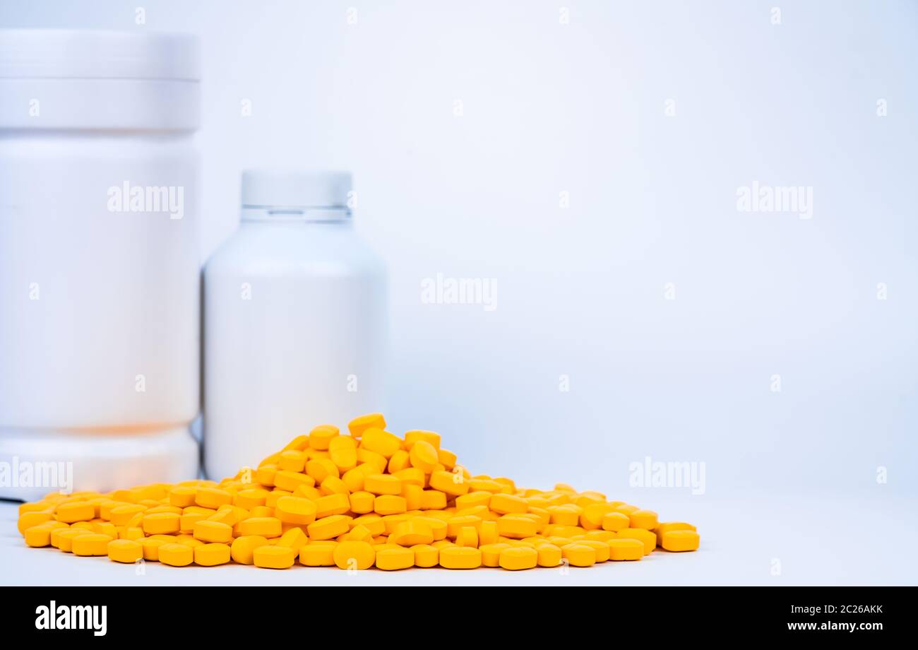 Paracetamol and ibuprofen tablets hi-res stock photography and images ...