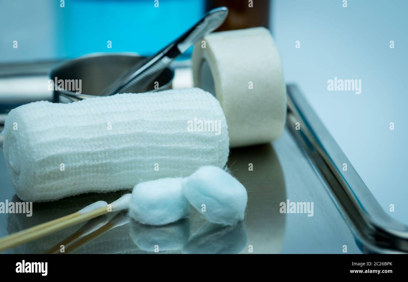 Dressing forceps hi-res stock photography and images - Alamy